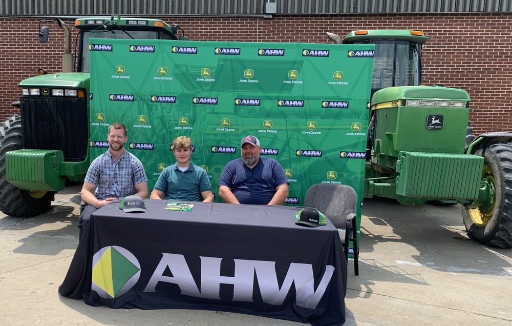 Roberts Signs with AHW, LLC | Riverton Parke Jr./Sr. High School